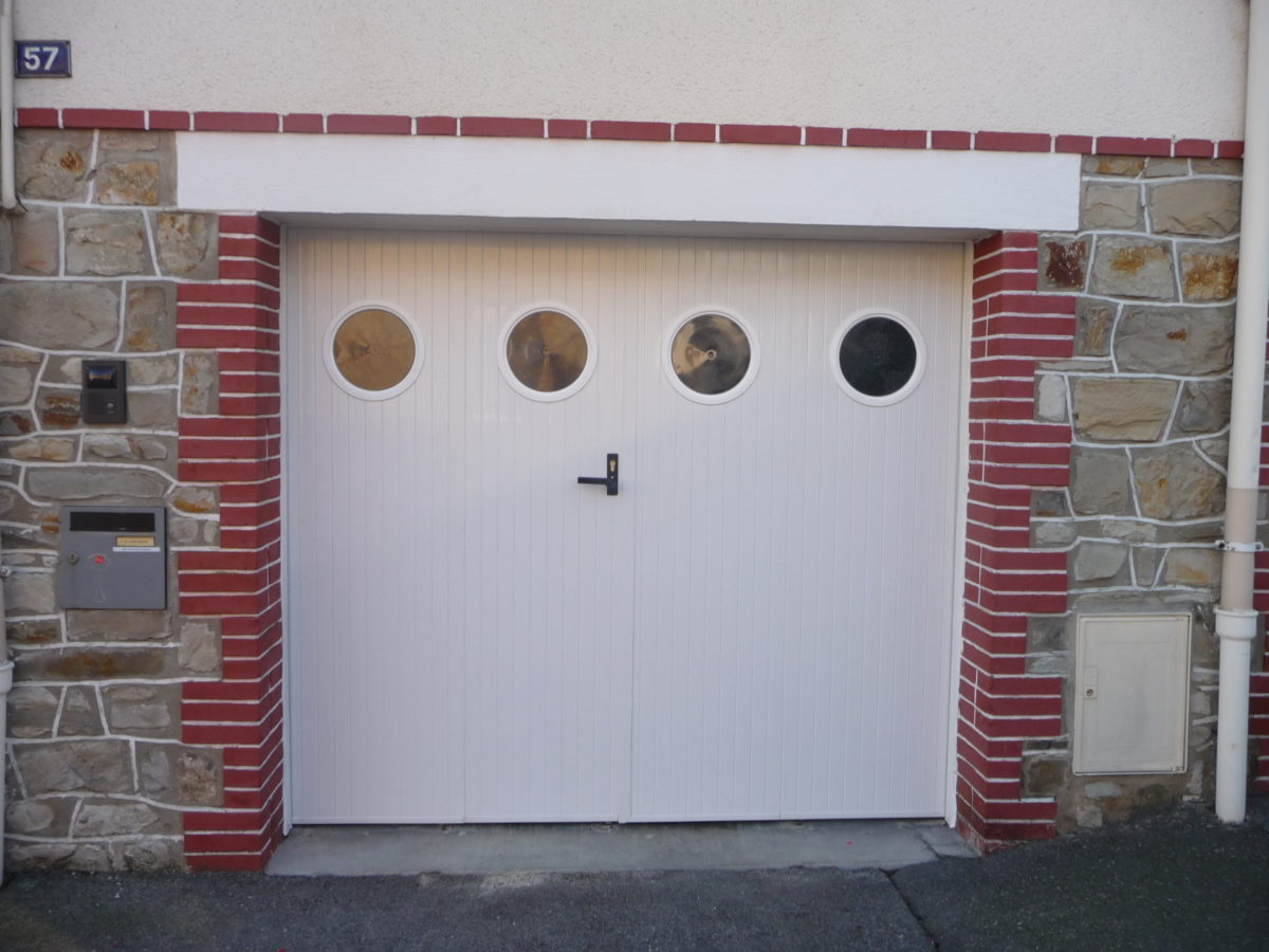 Porte de garage 4 vtx PVC 1 - Menuiseries Festoc